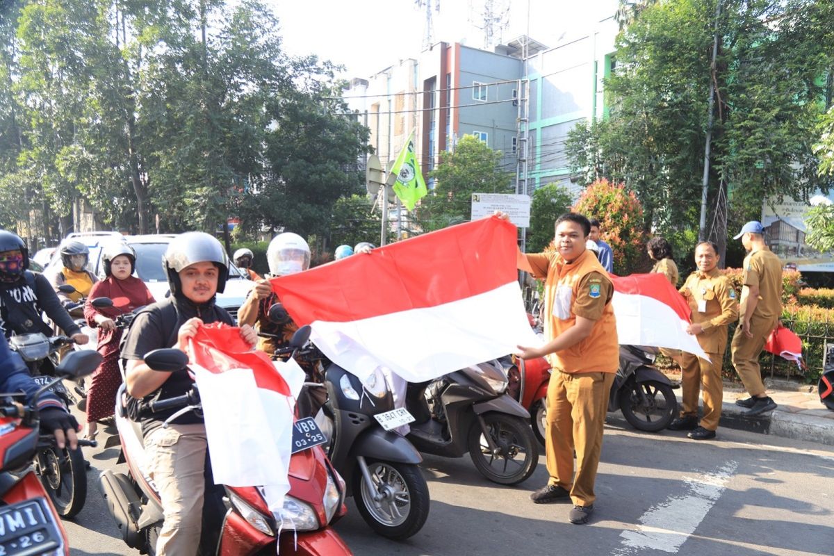 Pemkot Tangerang bagikan bendera Merah Putih pada masyarakat - ANTARA News Banten