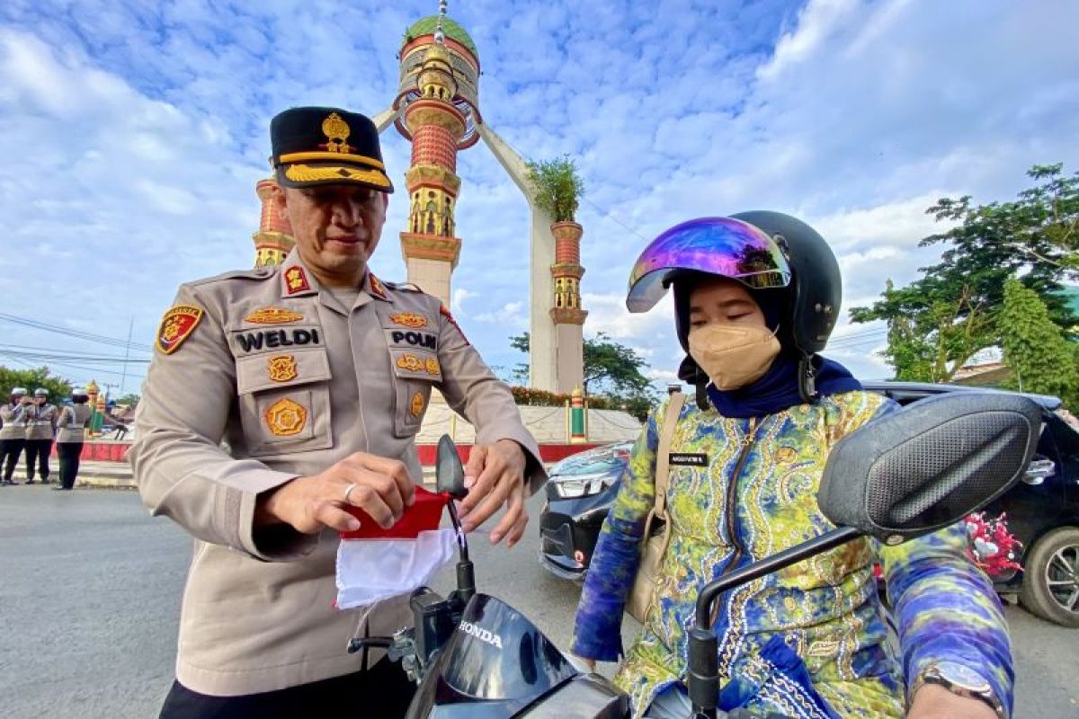 Polres Tapin ajak warga kibarkan Merah Putih di kendaraan - ANTARA News ...