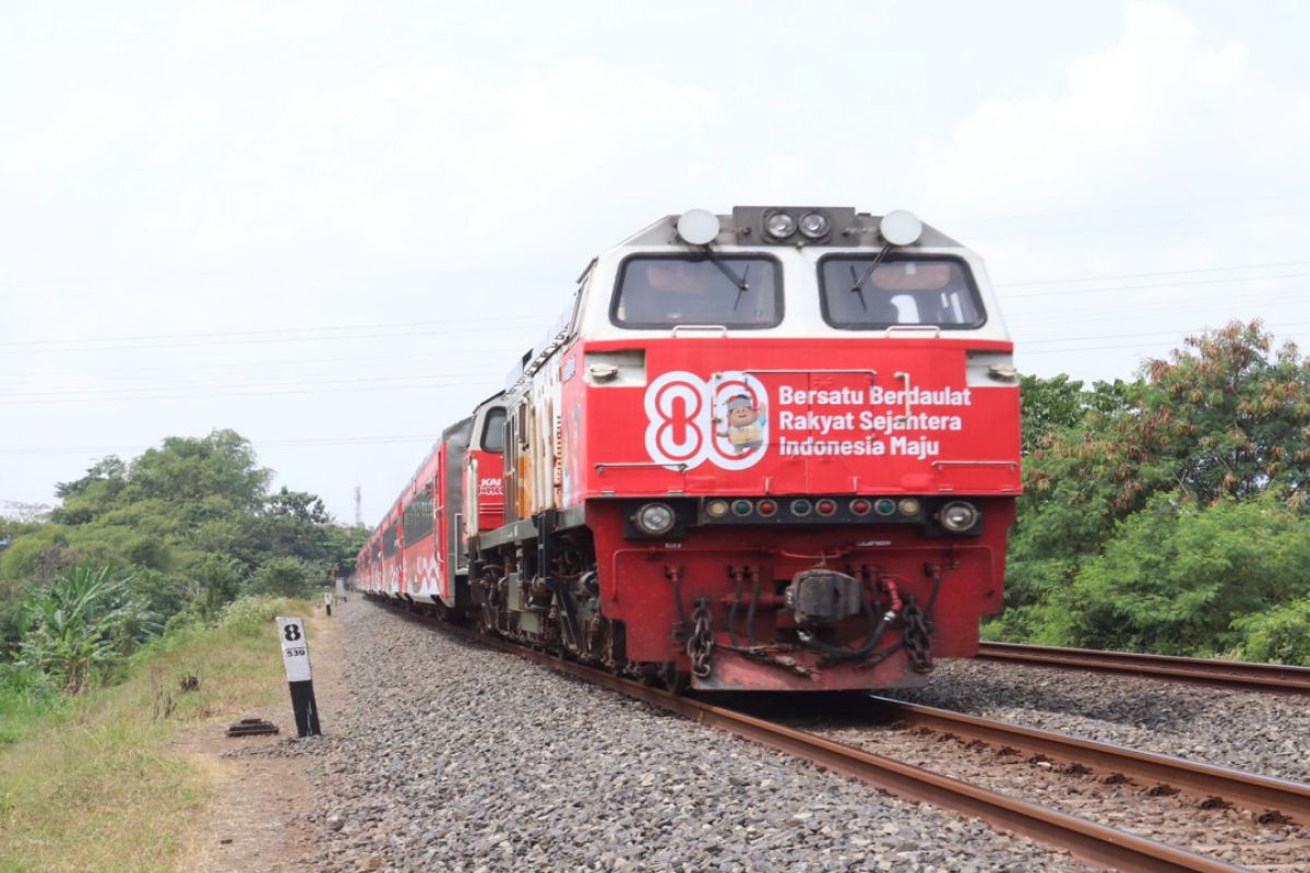 Stasiun dan kereta pi di Daop 6 Yogyakarta bernuansa Merah Putih sambut HUT Ke-80 RI - ANTARA ...