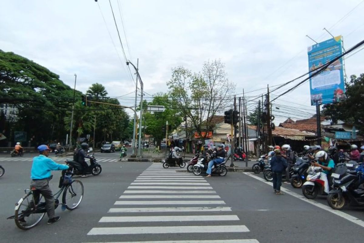 Lampu merah di perempatan Tegalega tak menyala, pejalan kaki terancam ...