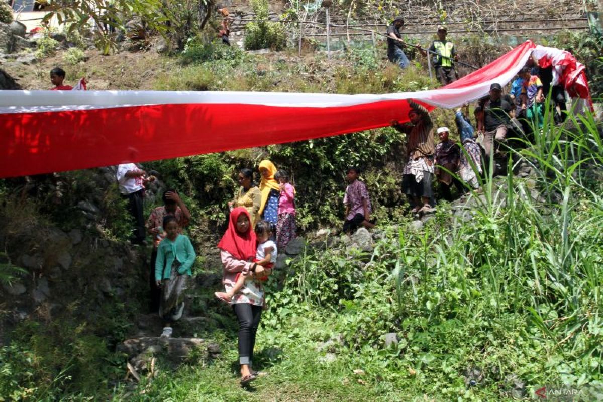 Pembentangan kain merah putih di Sungai Brantas - ANTARA News Jawa Timur