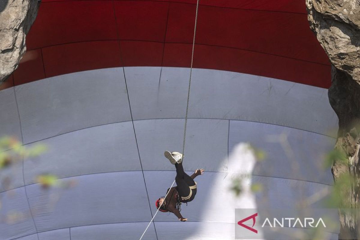 Rappelling Kemerdekaan di Tebing Hawu - ANTARA News Jawa Barat