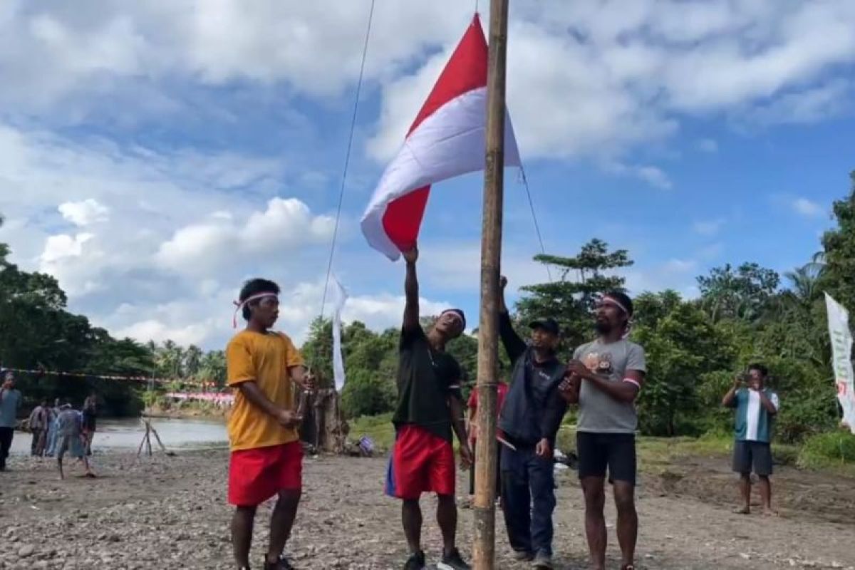 Suku Rimba Togutil Halmahera laksanakan upacara HUT ke-80 RI di pinggir ...