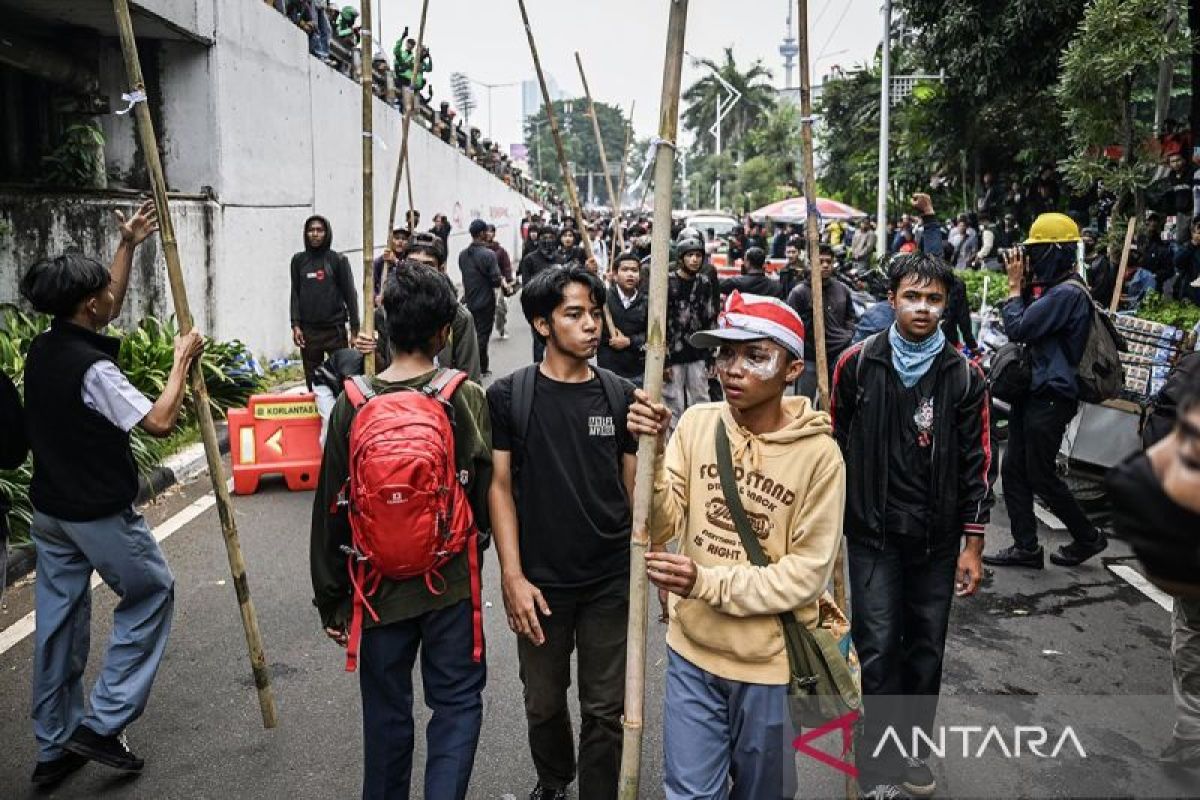 Polisi tembakan gas air mata untuk bubarkan massa - ANTARA News