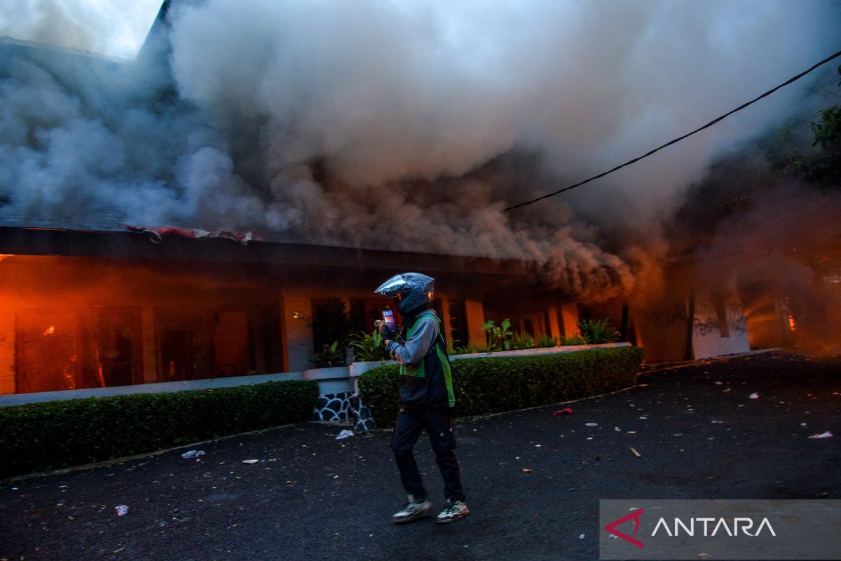Mess MPR dan gerbang DPRD dibakar, aksi unjuk rasa di Bandung ...