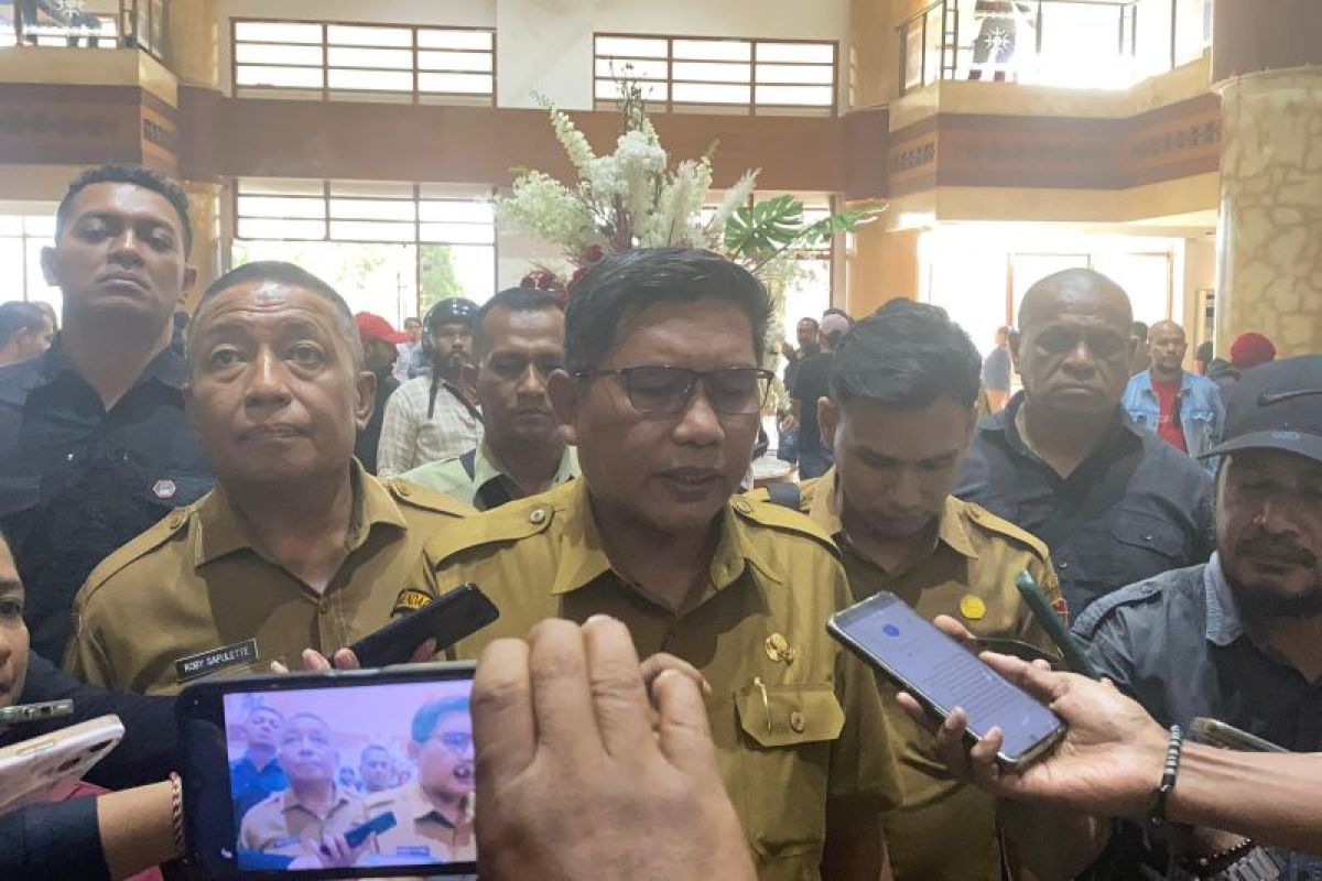 Pemkot Ambon menyalurkan bantuan santunan bagi korban konflik di Hunuth - ANTARA News Ambon, Maluku