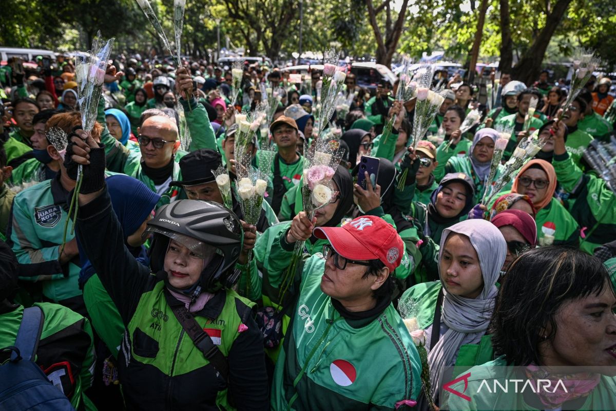 Pengemudi ojek online bagikan bunga mawar saat aksi damai di Jakarta - ANTARA News