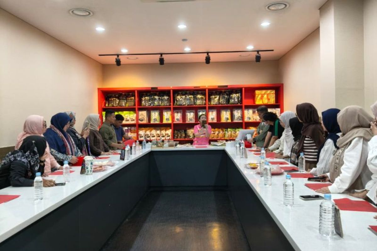 Mahasiswa Universitas Muhammadiyah Surabaya belajar kuliner sehat di Kimchi School Korsel ...