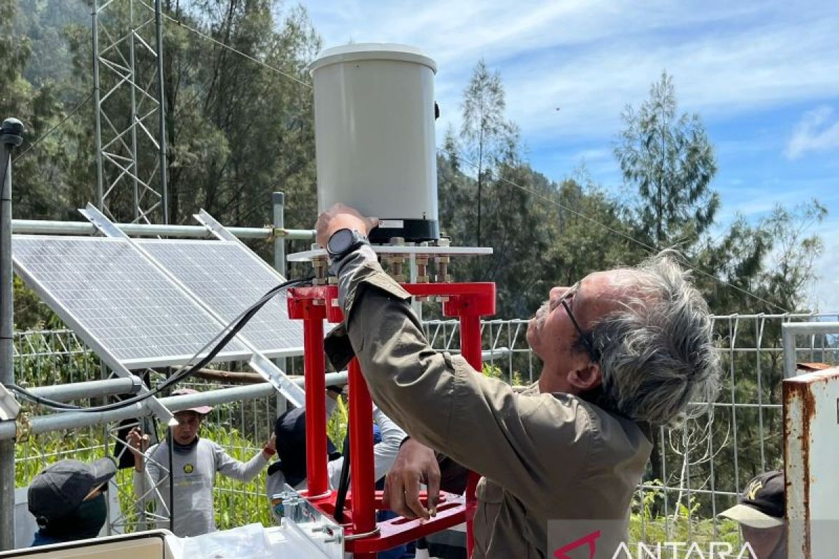 BNPB pasang sensor peringatan dini banjir lahar dingin Gunung Semeru ...