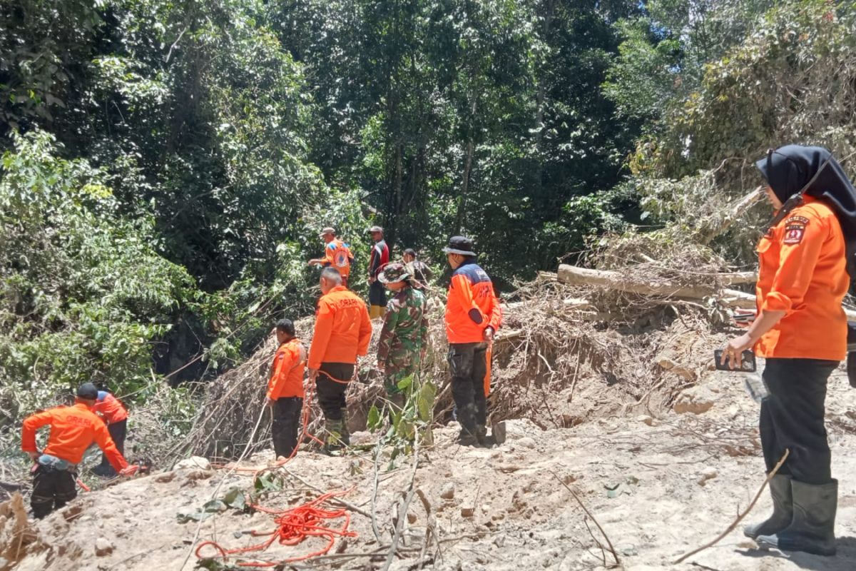 Pemkab Agam bersihkan material longsor yang timbun aliran sungai - ANTARA News