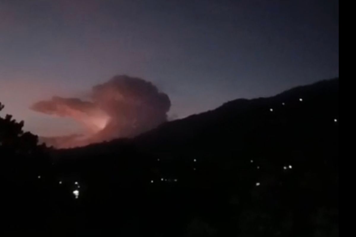 Kilatan Gunung Guntur & Papandayan, BPBD: Itu hanya fenomena alam ...