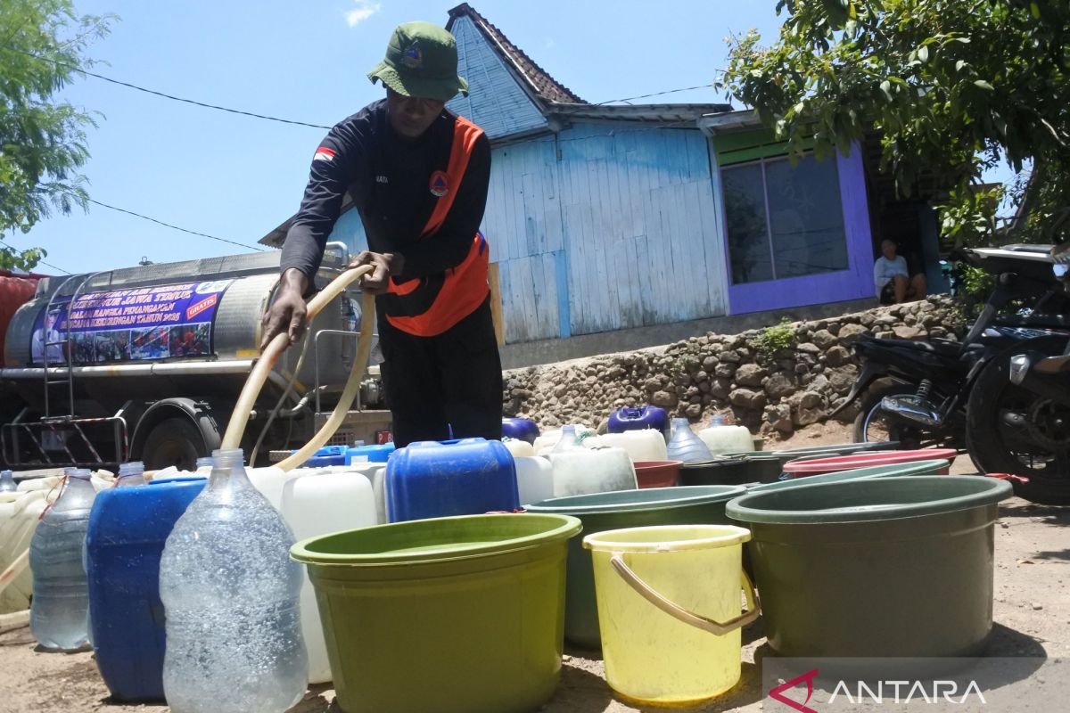 Warga di empat kecamatan di Situbondo alami kekeringan, BPBD distribusikan air bersih - ANTARA News