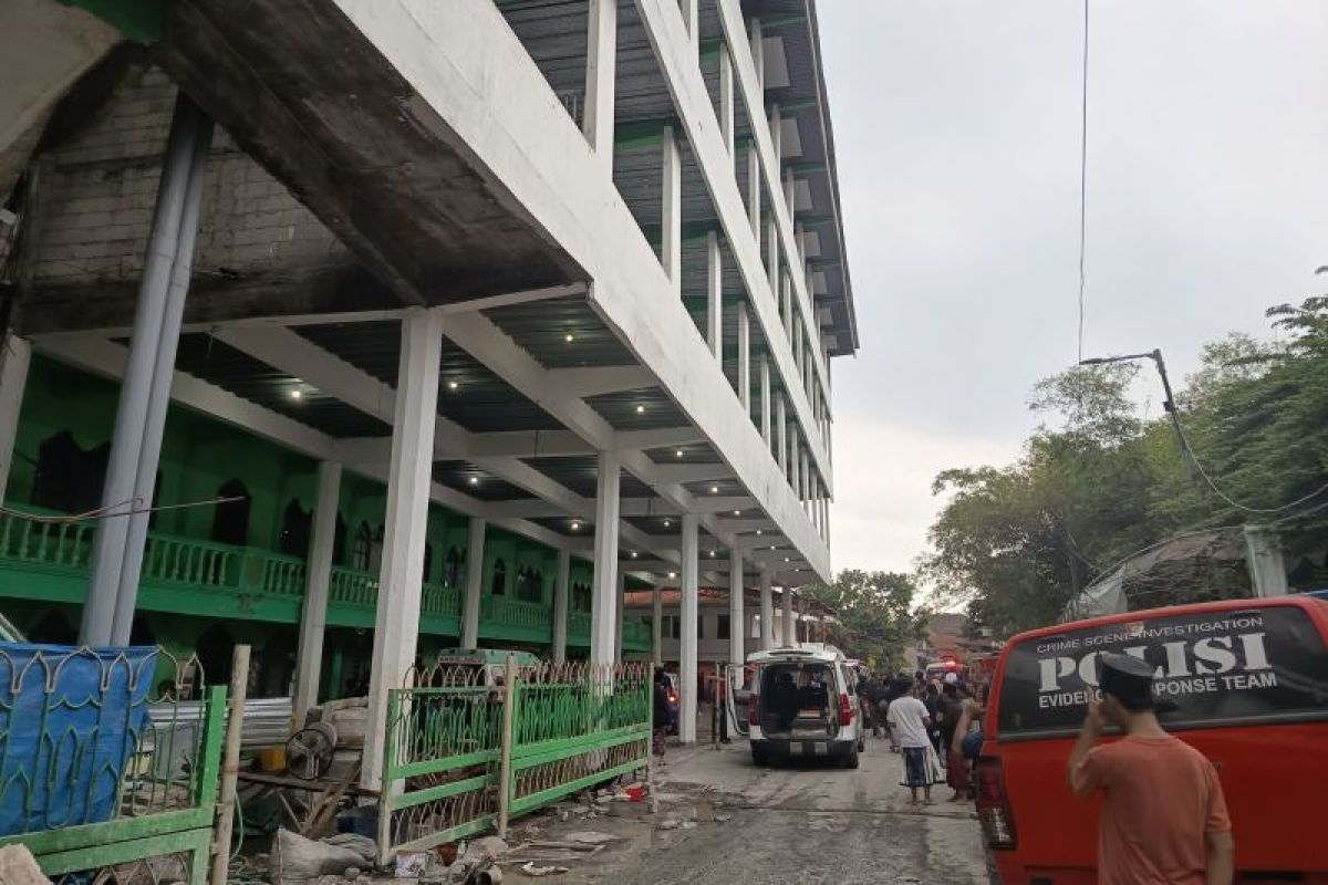 Bangunan musala Ponpes Al Khoziny Sidoarjo ambruk - ANTARA News Jawa Timur