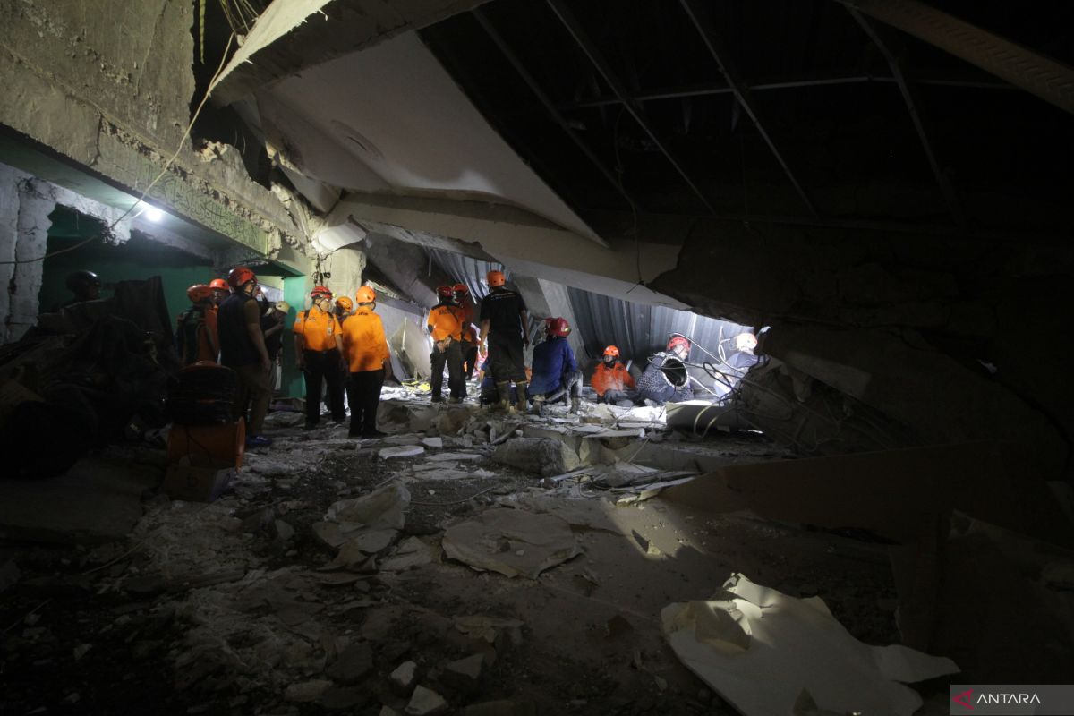 Evakuasi korban ambruknya musala Ponpes Al Khoziny di Sidoarjo - ANTARA News