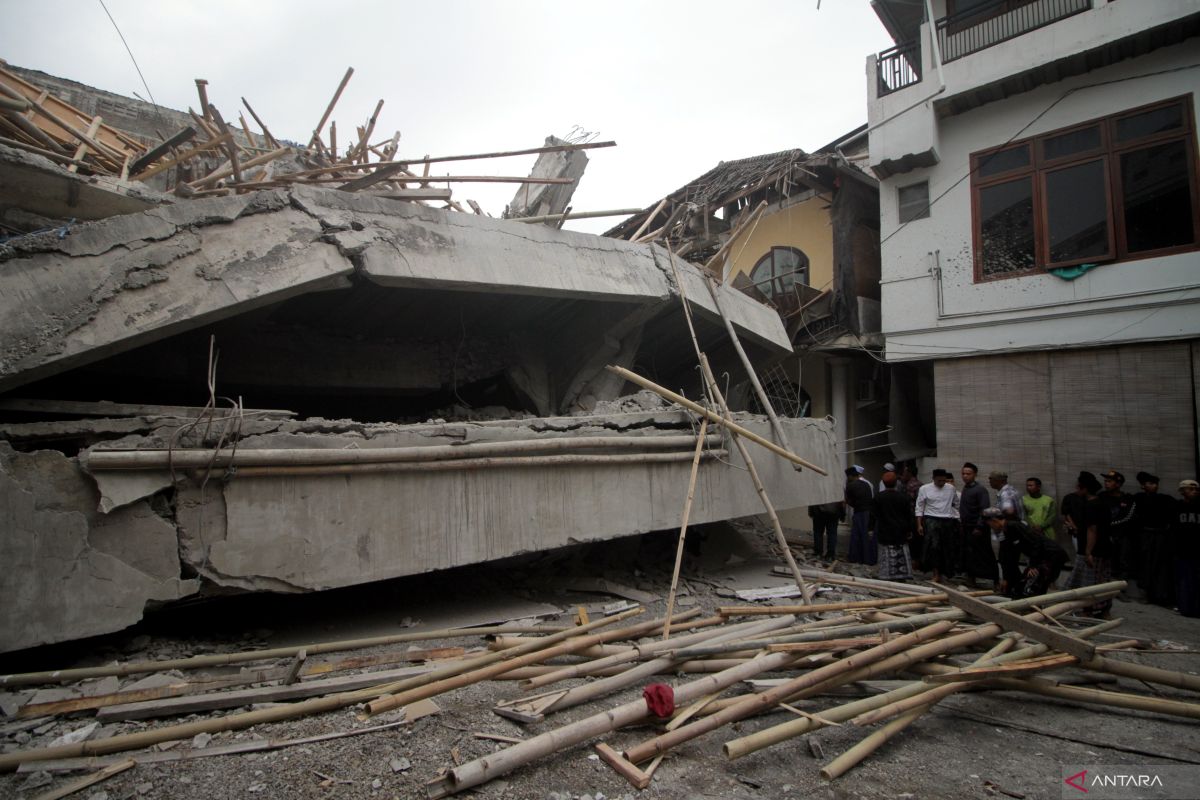 Bangunan musala di Ponpes Al Khoziny Sidoarjo ambruk - ANTARA News