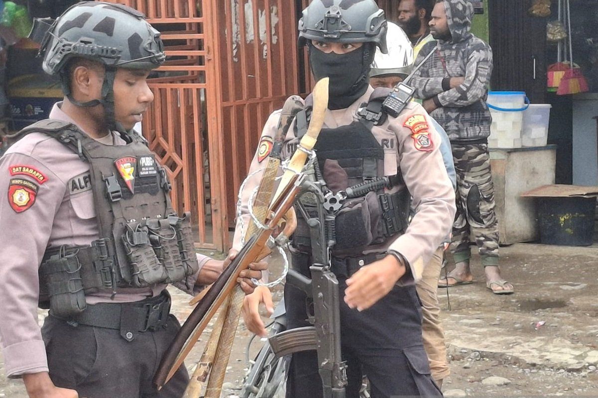 Polres Jayawijaya amankan puluhan sajam gelar razia skala besar - ANTARA News Papua