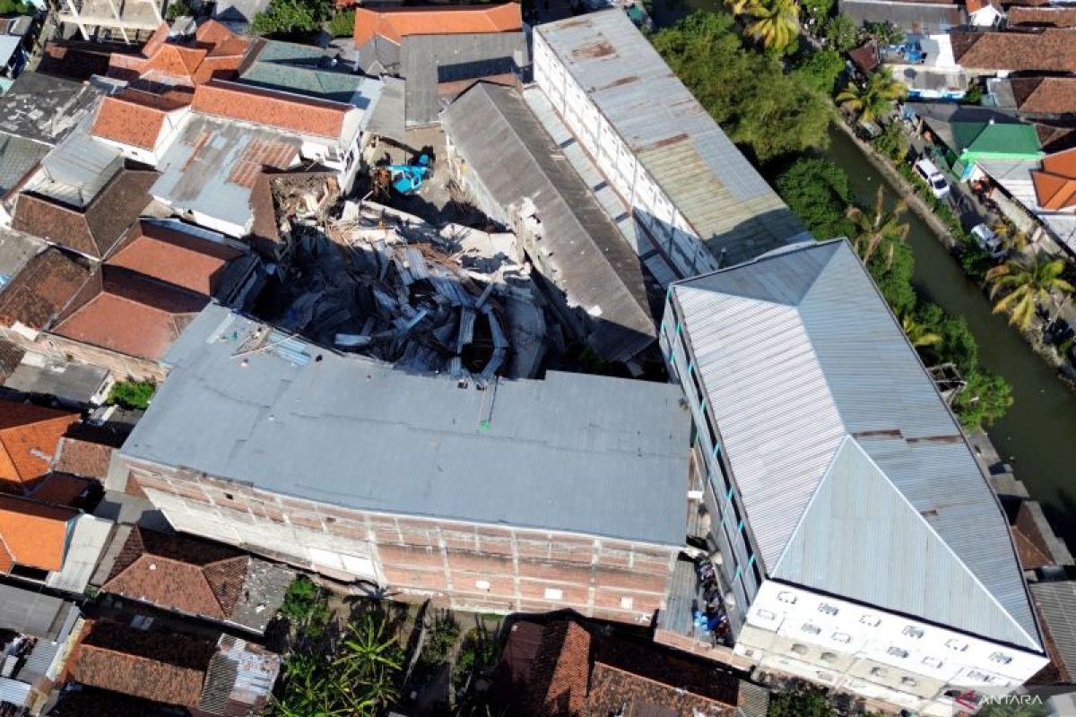 Pembongkaran material mushalla ambruk di Ponpes Al Khoziny - ANTARA ...