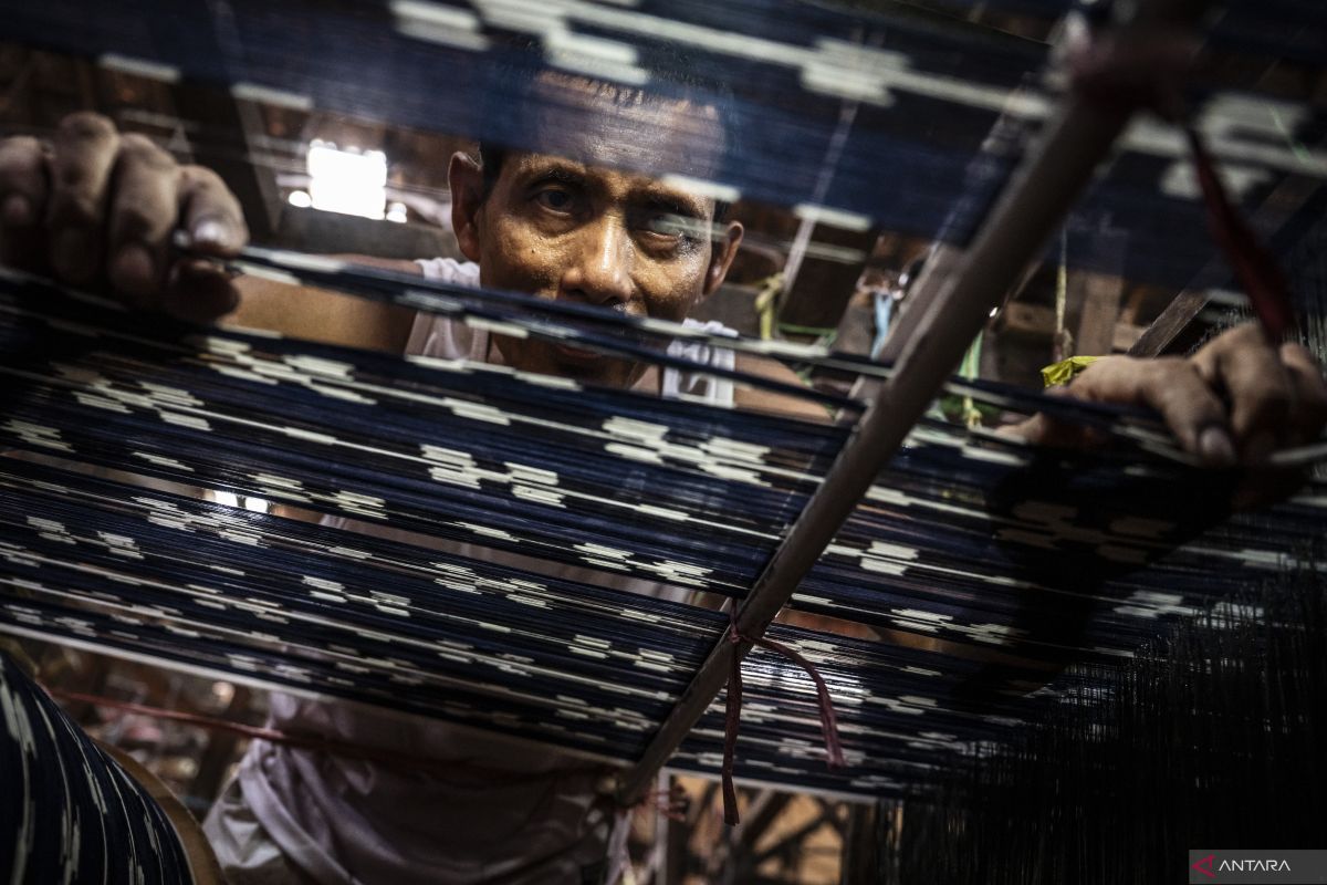 Melihat proses produksi kain tradisional tenun ikat Troso di Jepara ...
