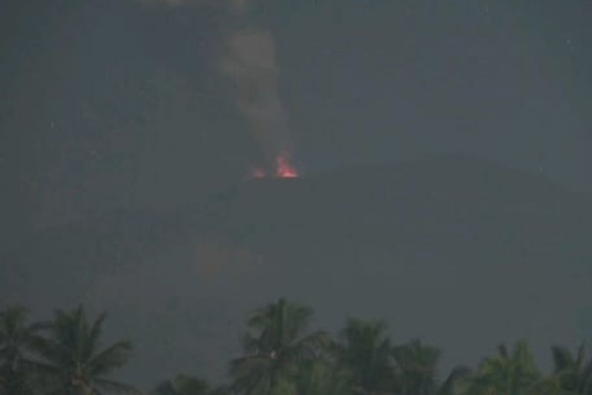 PGA: Gunung Ibu lontarkan abu vulkanik hingga 600 meter - ANTARA News Ambon, Maluku