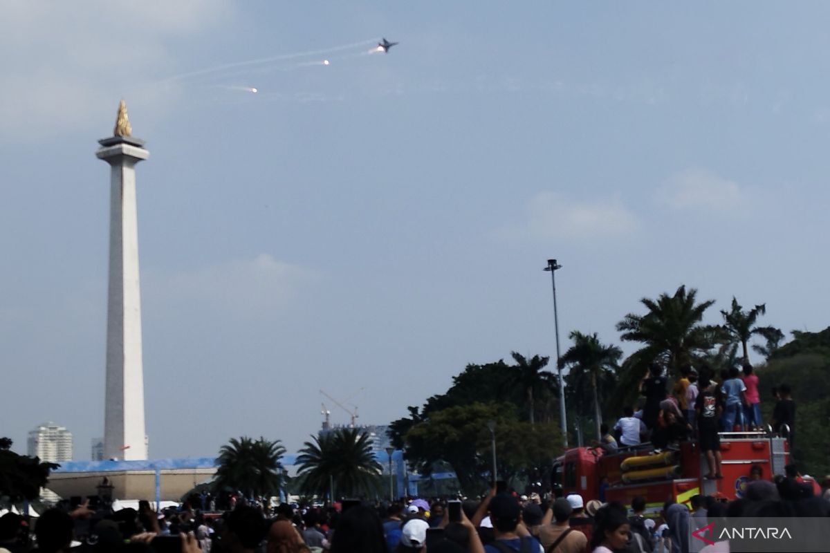 Upacara HUT TNI selesai, pesawat tempur TNI AU atraksi di langit Monas - ANTARA News Gorontalo