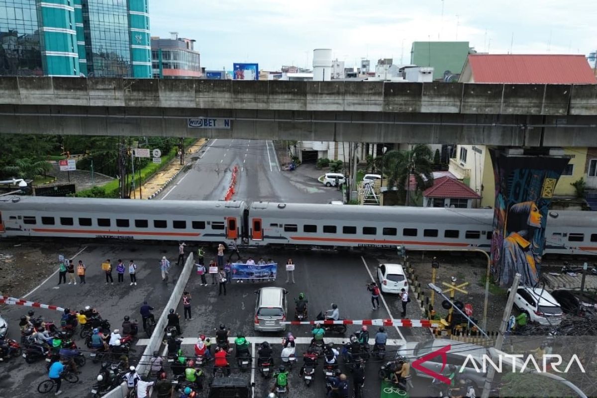 KAI sosialisasi keselamatan di perlintasan sebidang dan anti pelecehan seksual - ANTARA News ...