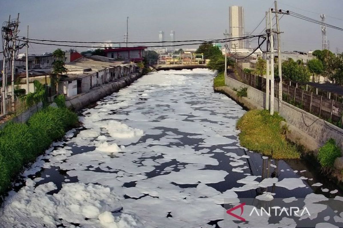 Busa putih cemari Sungai Kalisari Damen Surabaya, diduga akibat limbah - ANTARA News
