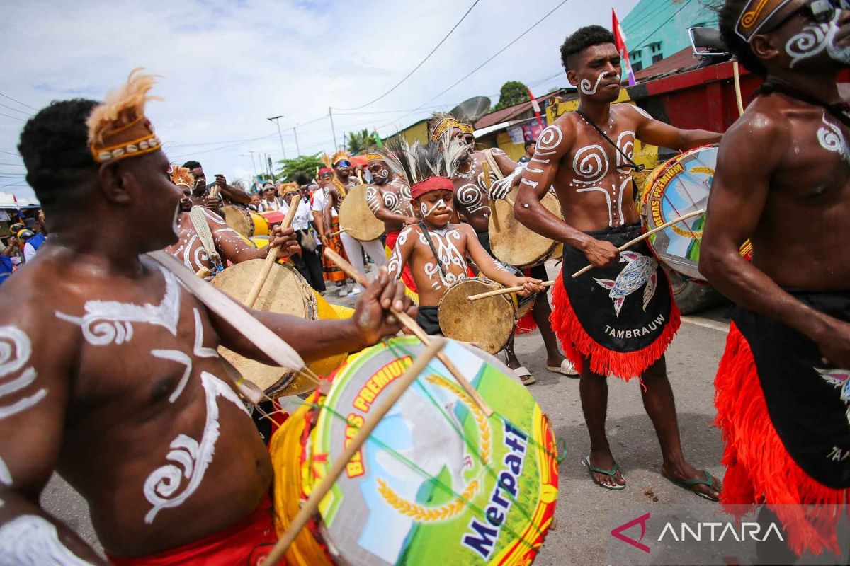 Warga Papua Barat mengenang satu abad situs Aitumeri dengan parade ...