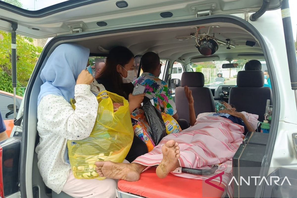 Aparat gabungan evakuasi warga hidup sebatang kara di Gorontalo - ANTARA News Gorontalo