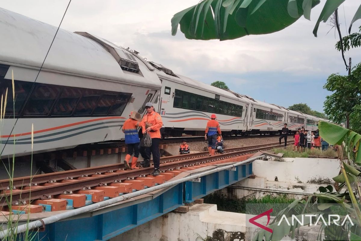 Penumpang kereta anjlok Bekasi lanjutkan perjalanan gunakan bus