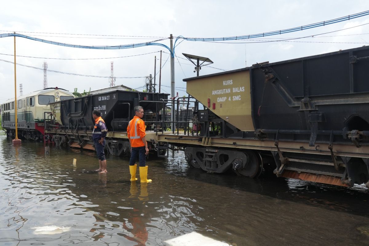 Jalur rel perlintasan Jalan Kaligawe Semarang ditinggikan 30 cm ...