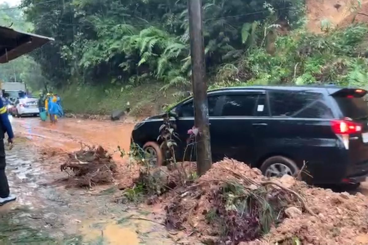 Jalan Garut-Cisompet lumpuh akibat longsor, polisi turun ke lokasi ...