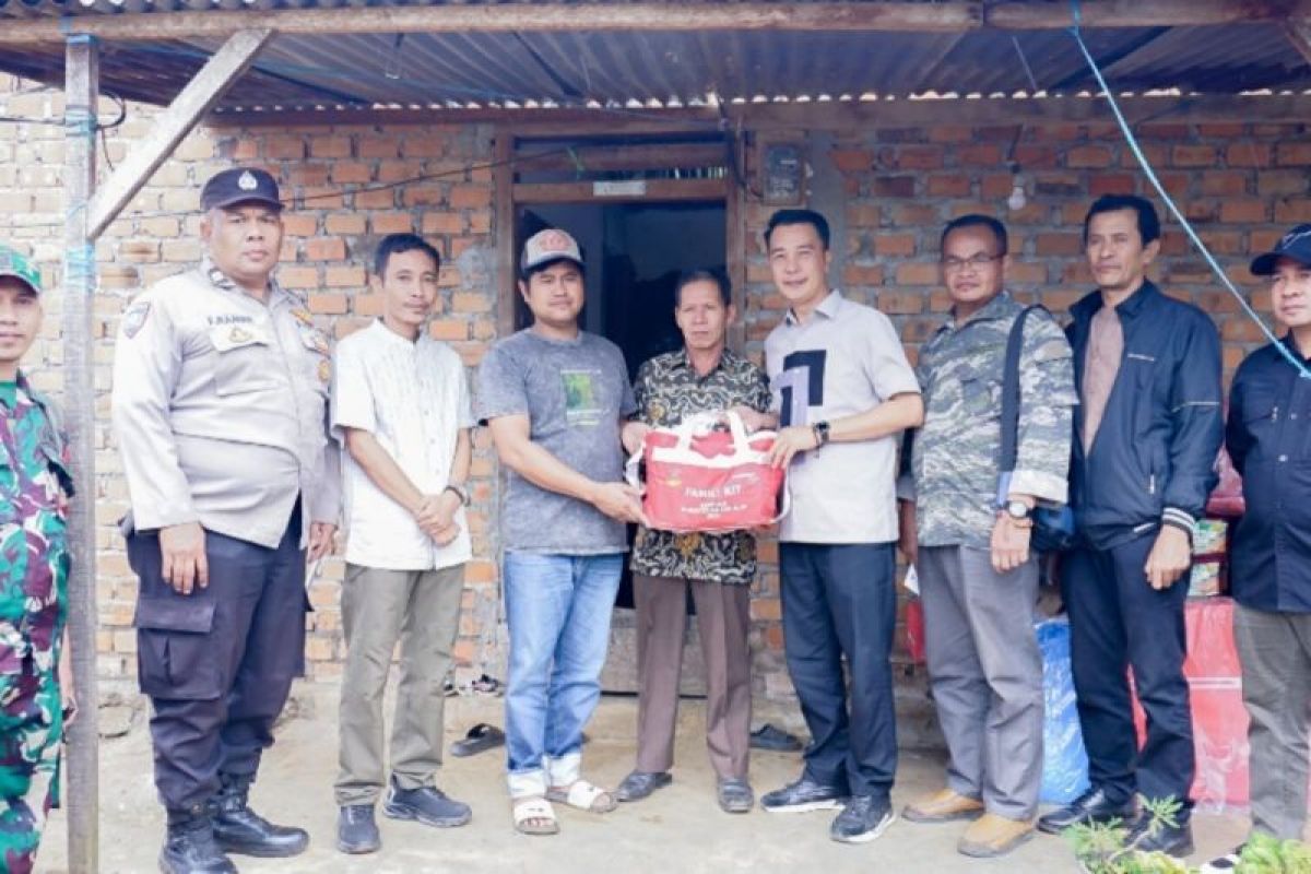 Pemkab Rejang Lebong salurkan bantuan tunai dan paket darurat untuk korban angin puting beliung ...