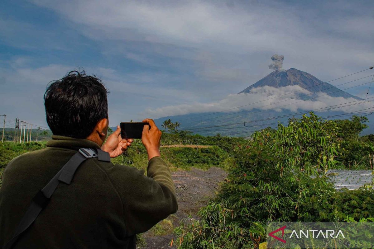 Gunung Semeru tercatat mengalami erupsi sebanyak 143 kali - ANTARA News