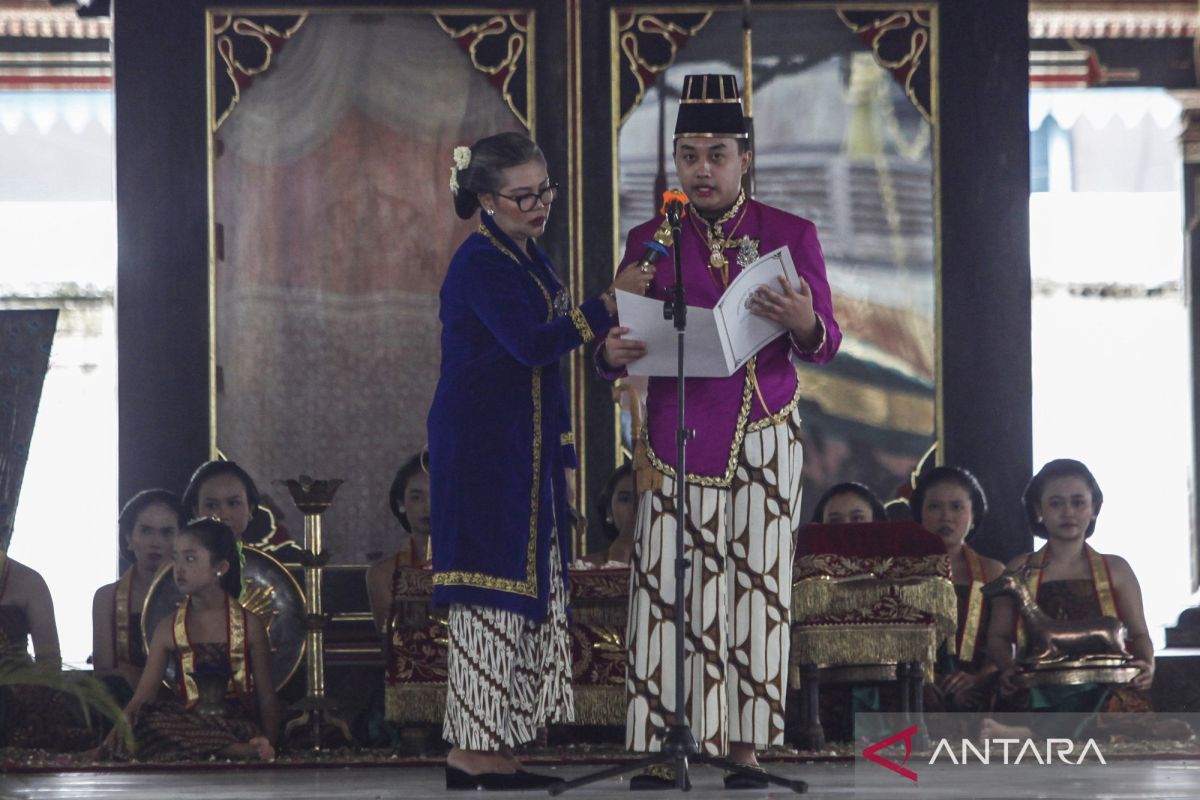 Upacara penobatan Raja baru Keraton Solo Pakubowono XIV - ANTARA News