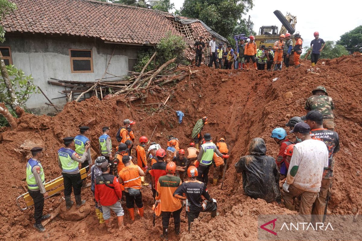 Hari ketiga evakuasi korban longsor Majenang Cilacap - ANTARA News