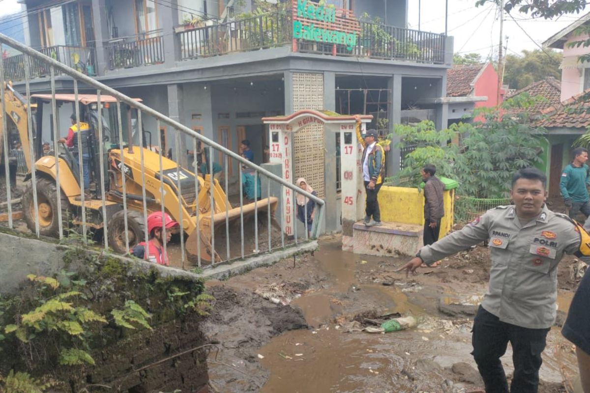 BPBD Garut: Banjir bandang di Cisurupan diduga dampak erosi - ANTARA ...