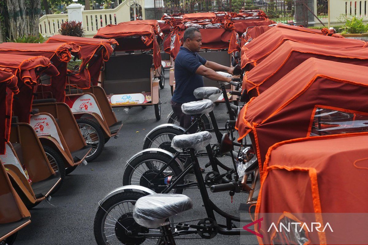 Presiden Prabowo beri bantuan 100 betrik untuk pengemudi becak lansia ...