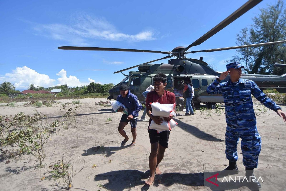 TNI AU distribusikan bantuan logistik dengan helikopter ke desa ...
