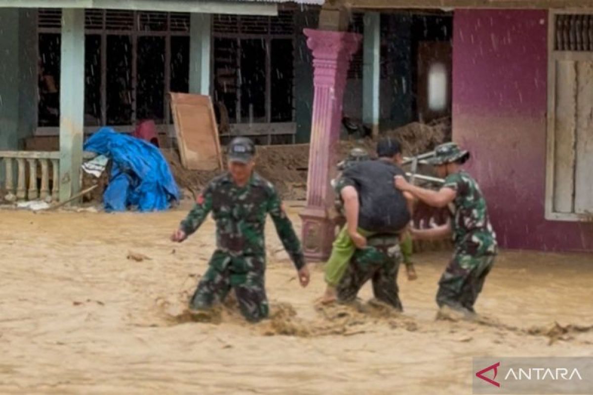 Personel TNI AD evakuasi anak dan ibu yang terjebak banjir di Sumbar ...