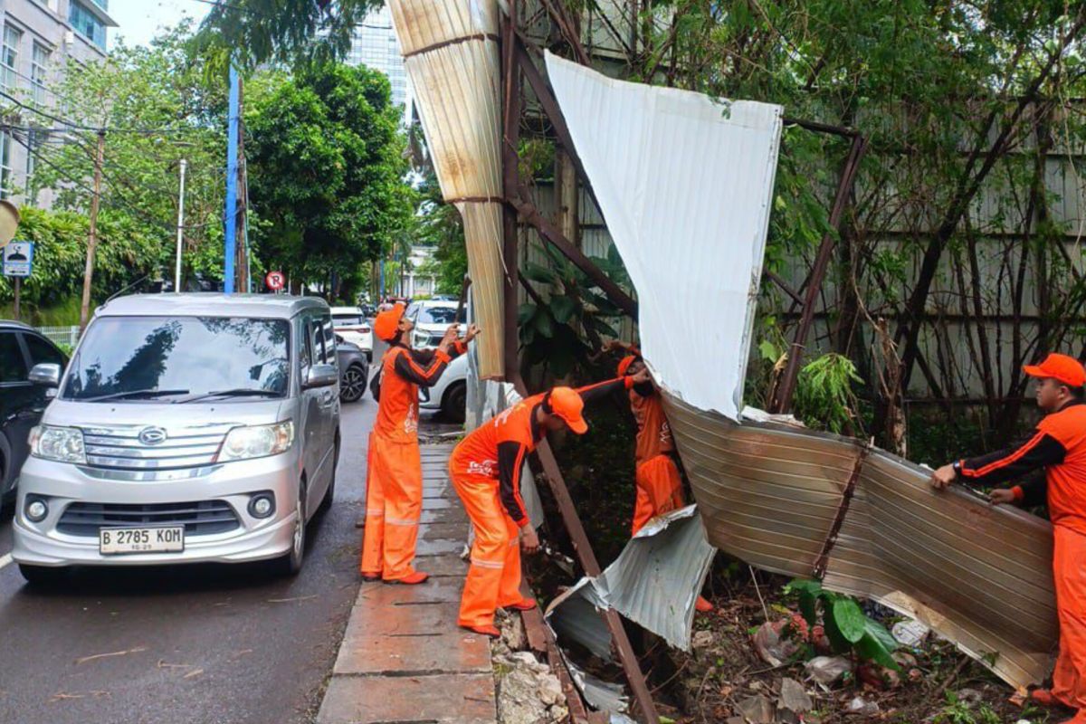 Petugas tangani pagar seng roboh halangi jalan di Setiabudi - ANTARA News