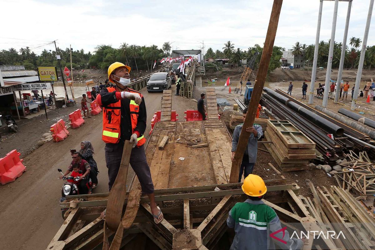 Jembatan darurat Kuta Blang sebagai penghubung Banda Aceh-Medan guna ...