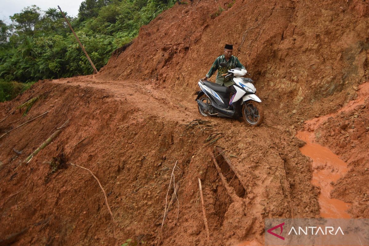 Jalan tertimbun longsor, warga Padang Pariaman terpaksa lintasi medan ...