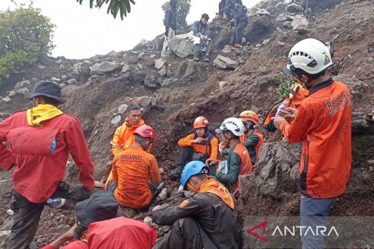 Basarnas kerahkan 70 personel cari pendaki hilang di Gunung Slamet ...
