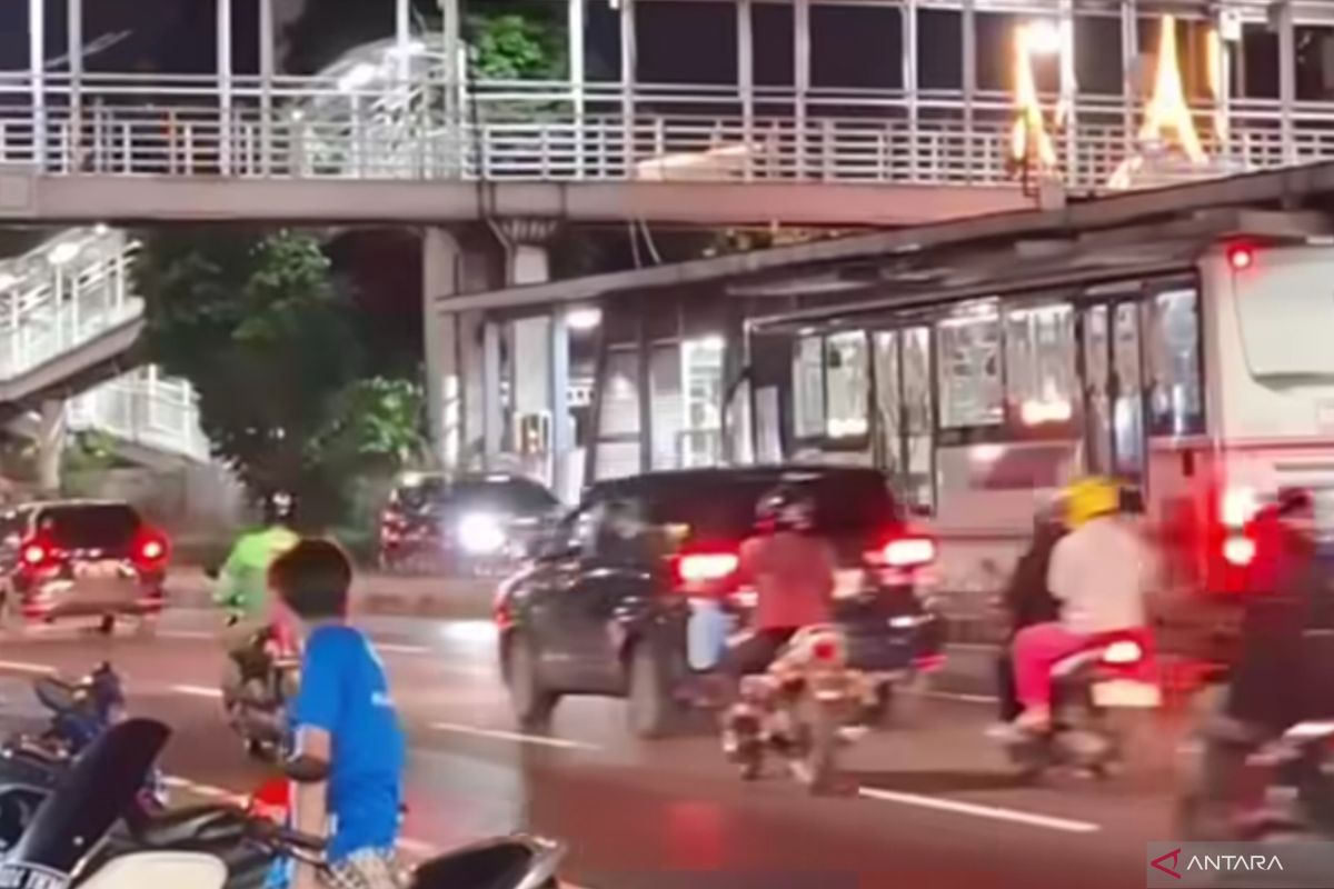 Polisi ungkap penyebab mobil masuk jalur Transjakarta di Matraman ...