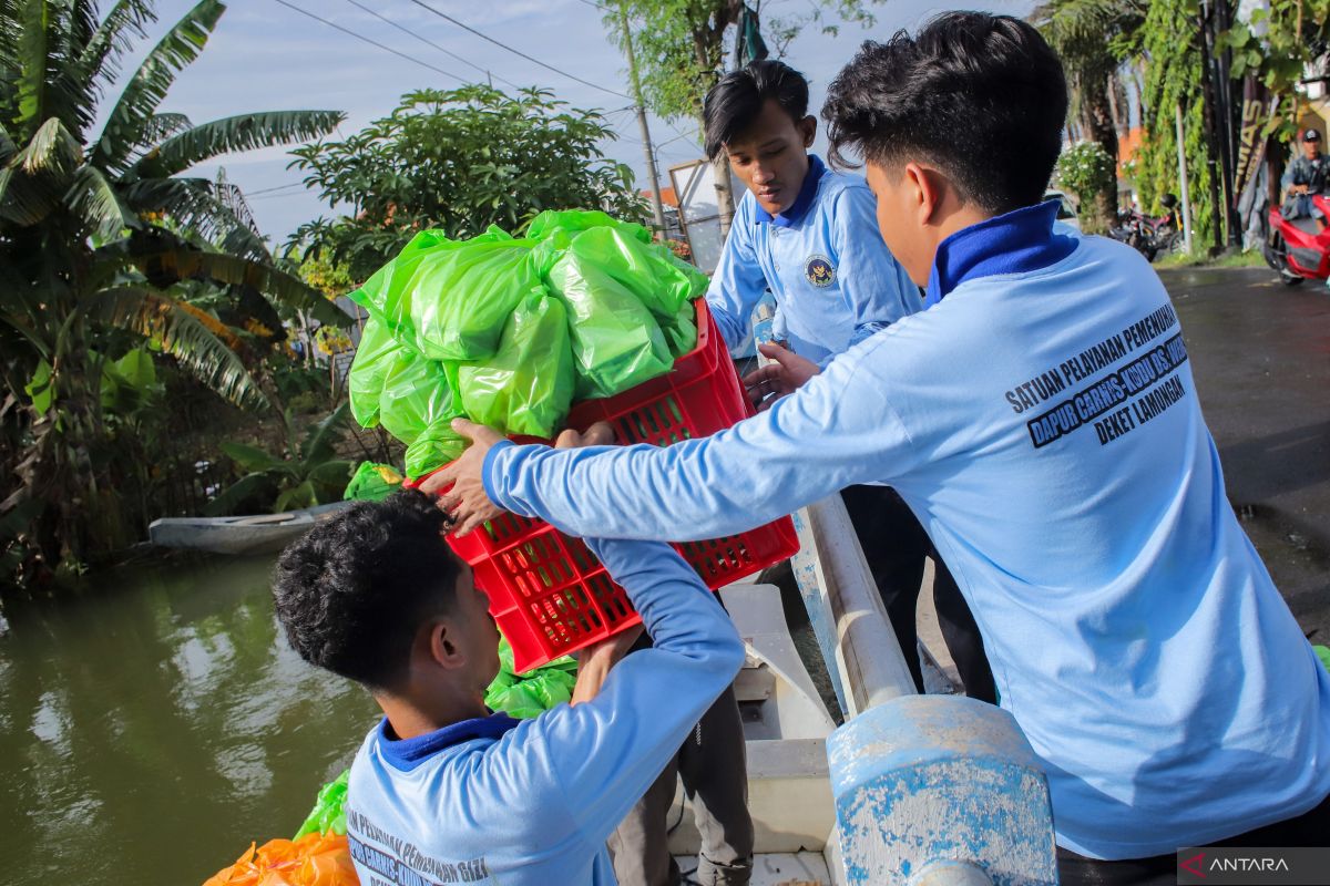 Distribusi MBG gunakan perahu untuk daerah terdampak banjir di Lamongan ...