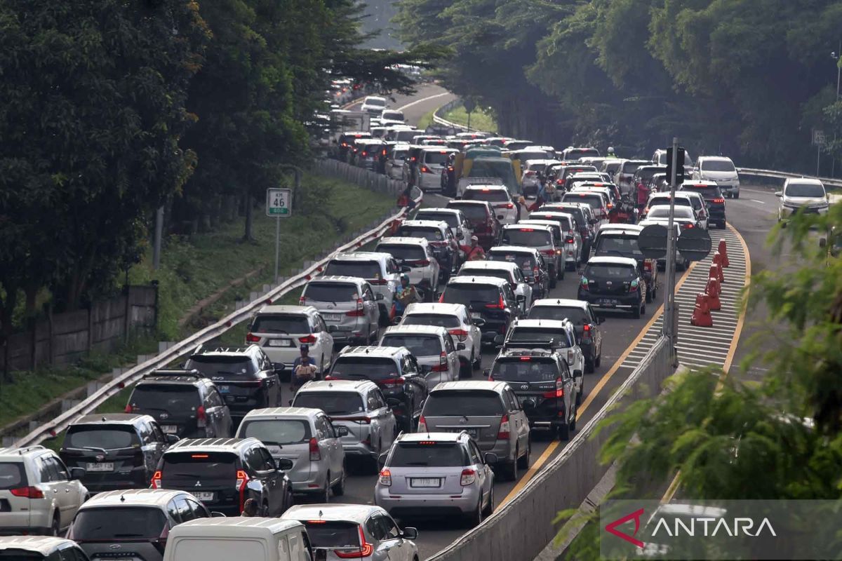 Jalur wisata Puncak Bogor padat kendaraan saat libur Isra Mikraj ...