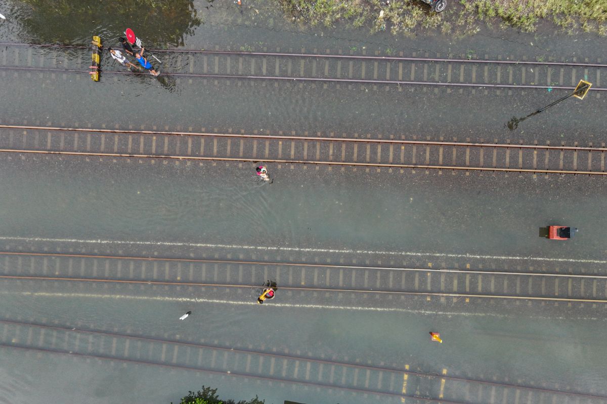 Perjalanan kereta api terganggu akibat Jalur rel Pekalongan-Sragi ...