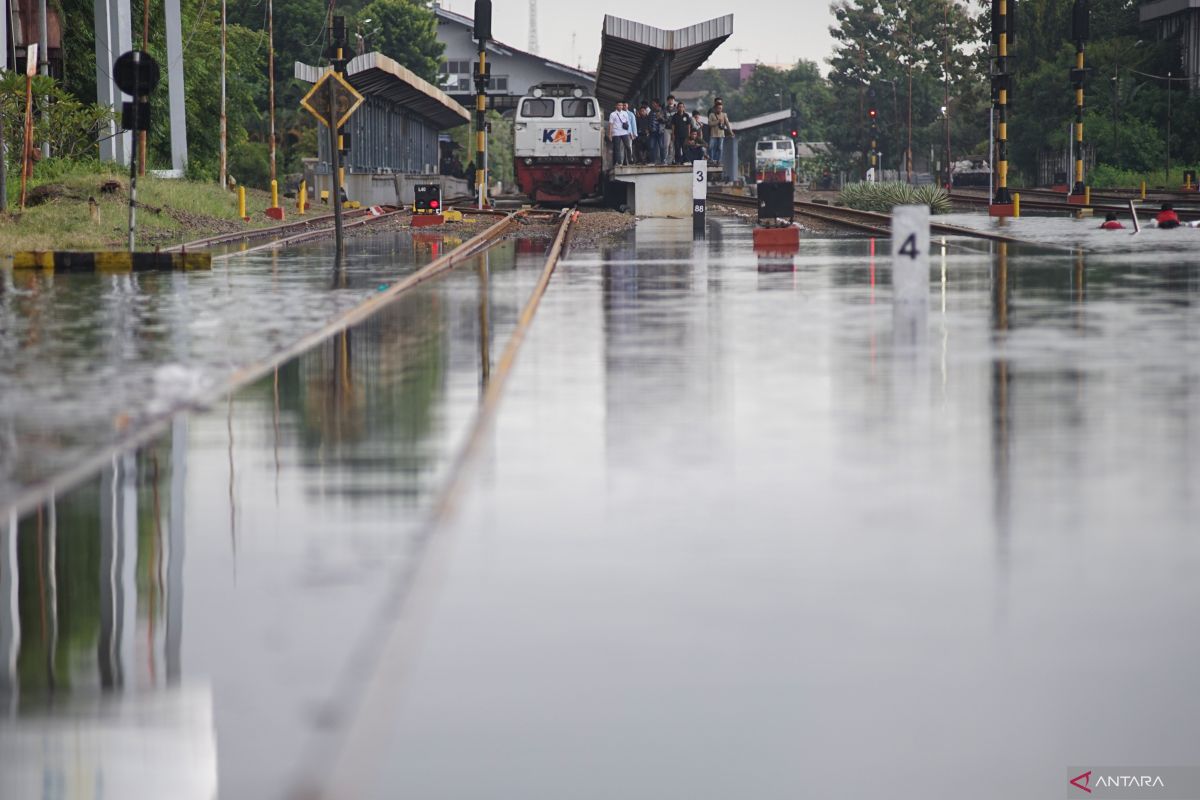 Perjalanan kereta api terganggu akibat Jalur rel Pekalongan-Sragi ...