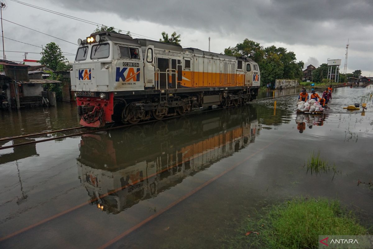 Perjalanan kereta api terganggu akibat Jalur rel Pekalongan-Sragi ...