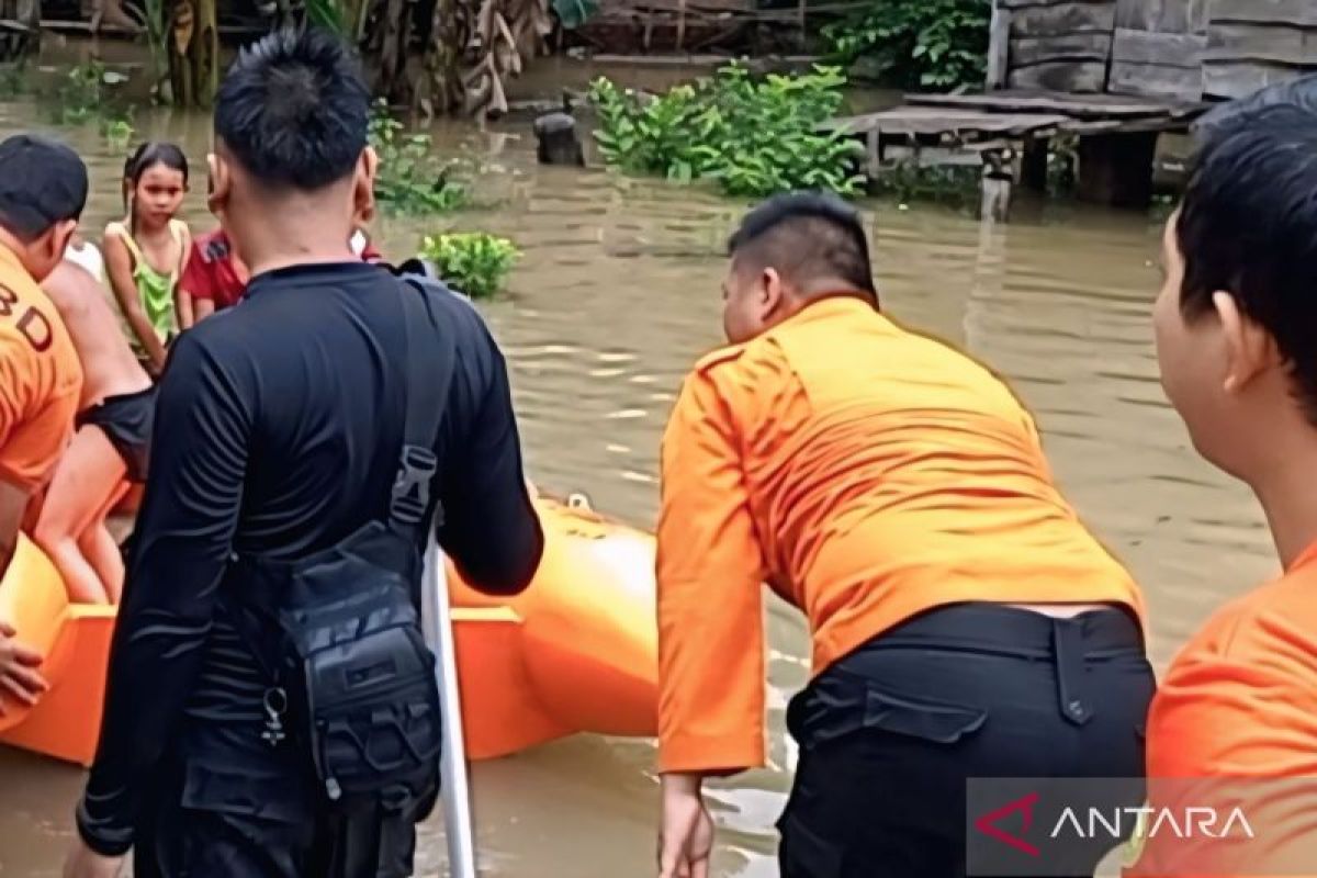 BPBD Muara Enim siagakan perahu karet di lokasi banjir Gunung Megang ...